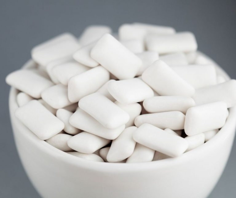 Beneficios y falsos mitos de masticar chicle para la salud oral